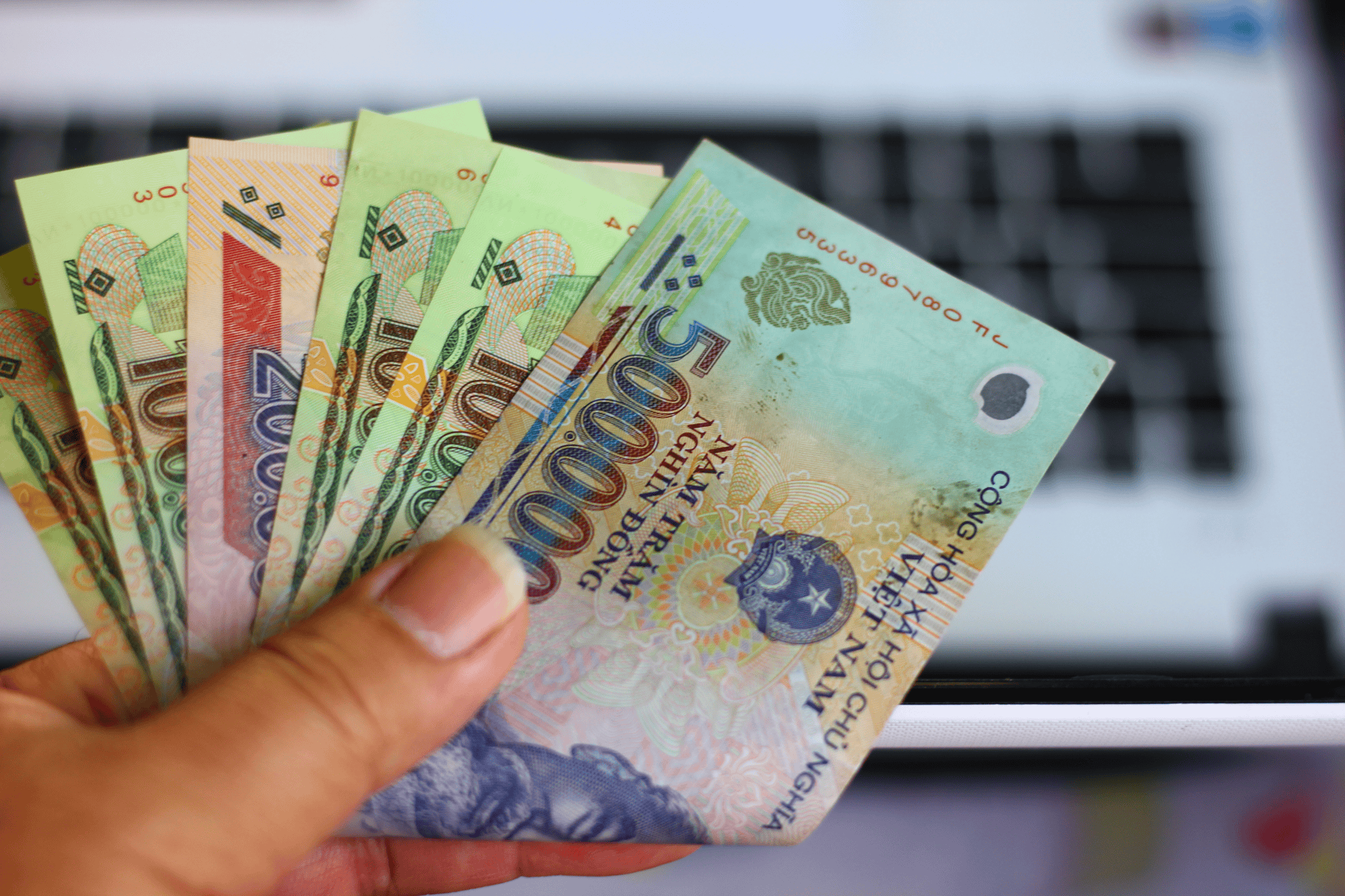 A Smart Traveler’s Guide to Exchange Money in Vietnam 2024